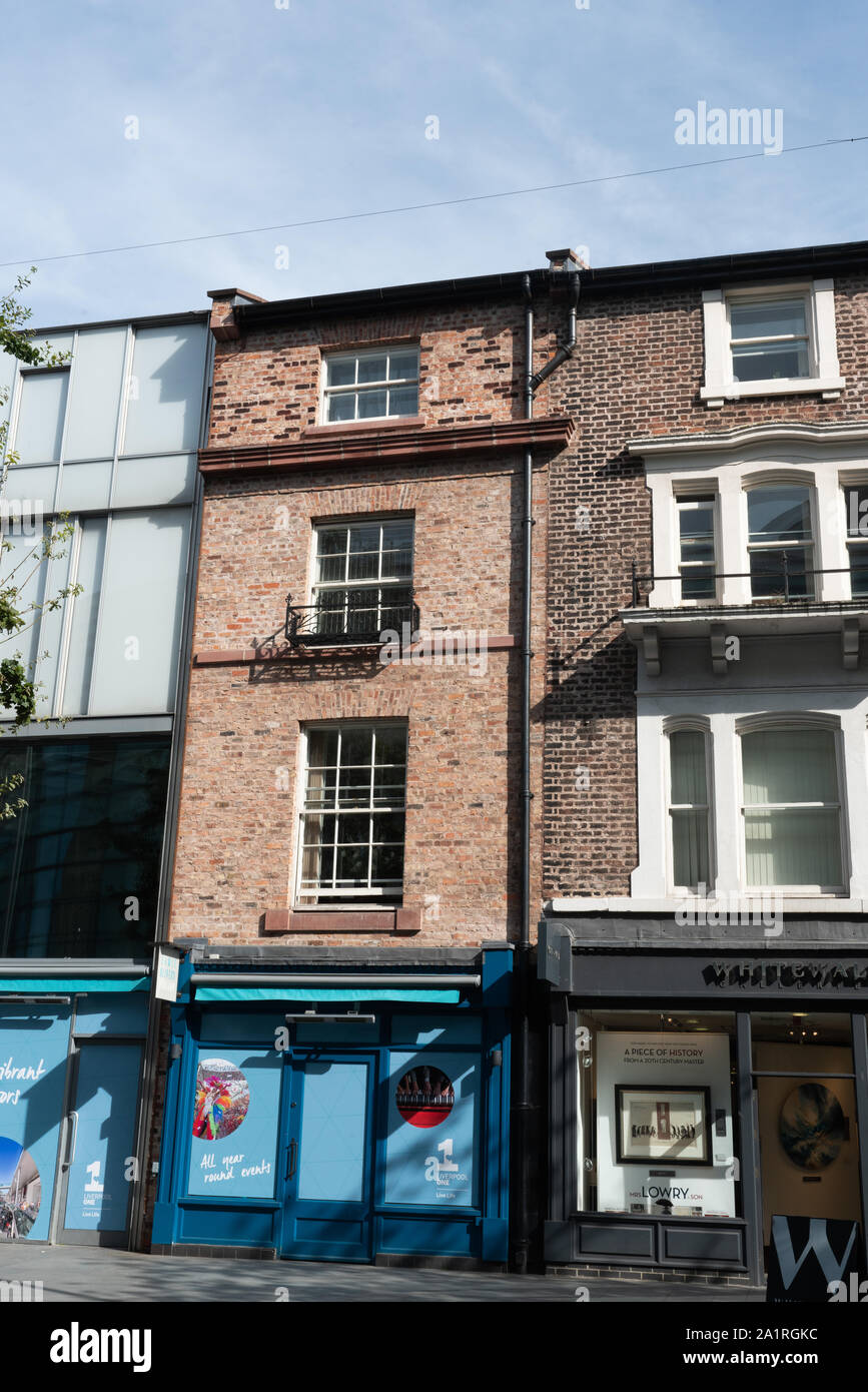 Terraced dwellings in central Liverpool, with shops below Stock Photo ...