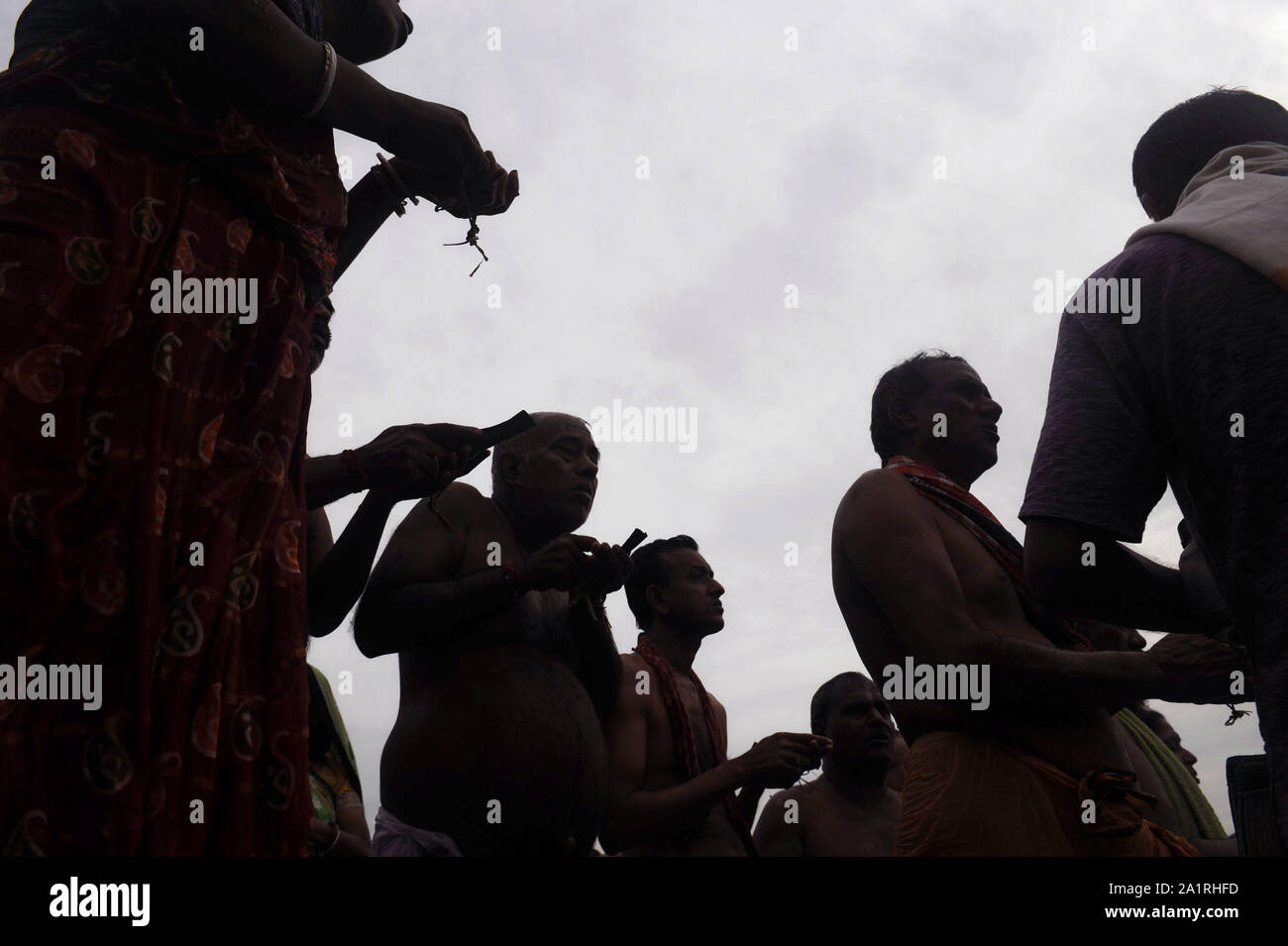 Kolkata, India. 28th Sep, 2019. Hindu devotees gather to perform ...