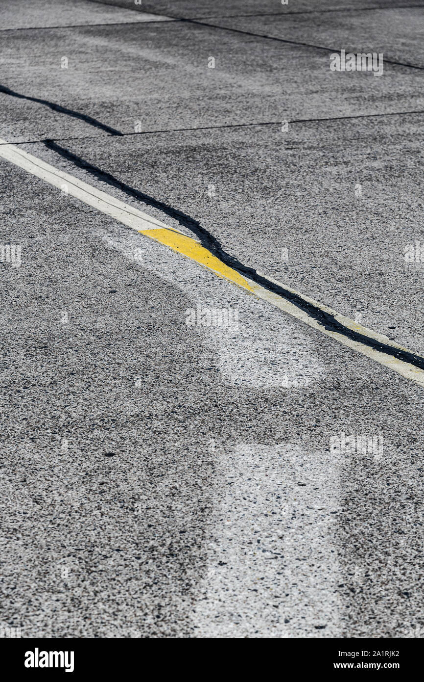 Airstrip markings hi-res stock photography and images - Alamy