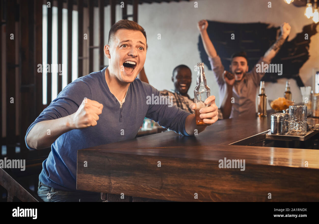 Group guys drinking beer in hi-res stock photography and images - Alamy