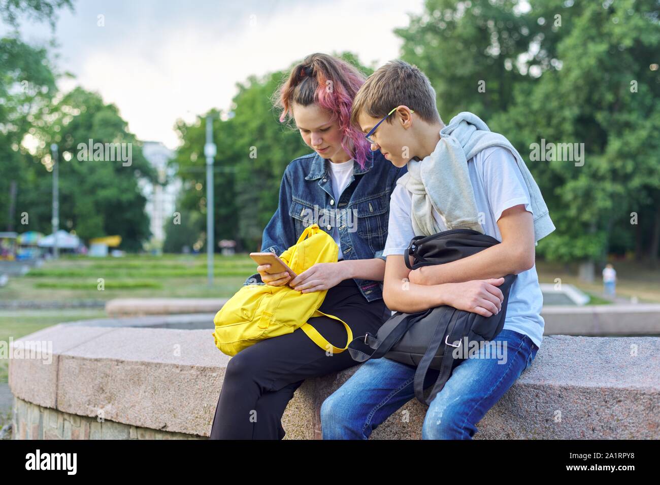 Teen boy girl talking outdoor hi-res stock photography and images - Alamy