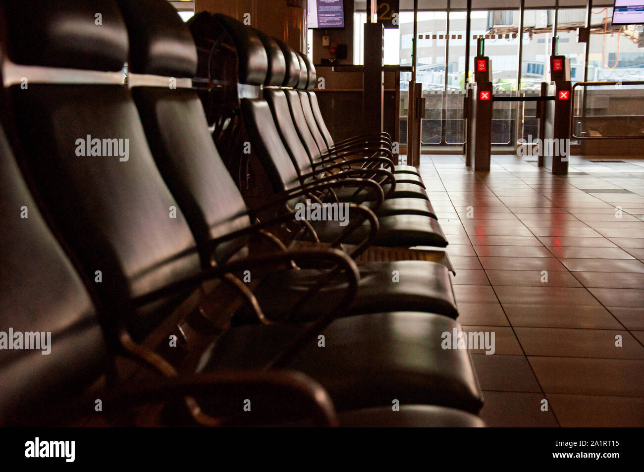 Airport boarding gate door hi-res stock photography and images - Alamy
