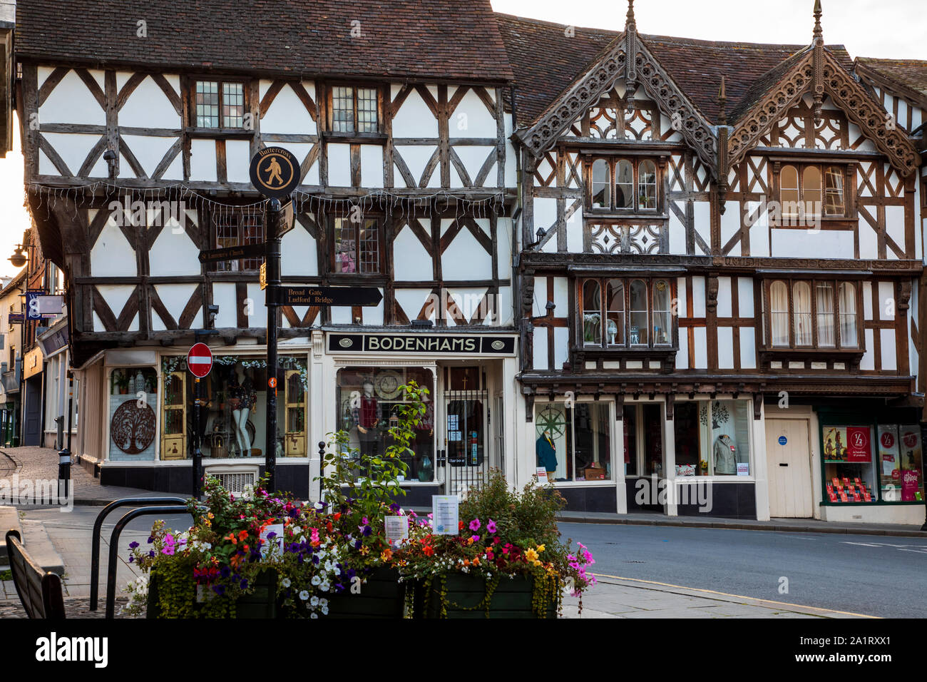 Historical ludlow shropshire shop hi-res stock photography and images ...