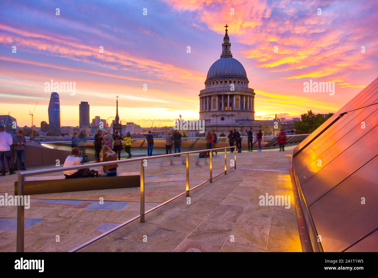 London bankers enjoying sunset hi-res stock photography and images - Alamy