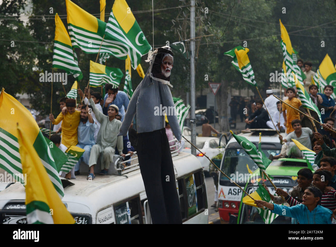 Lahore, Pakistan. 27th Sep, 2019. Models walks on ramp and presenting ...
