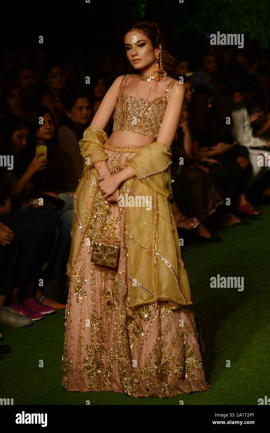 Lahore, Pakistan. 27th Sep, 2019. Models walks on ramp and presenting ...