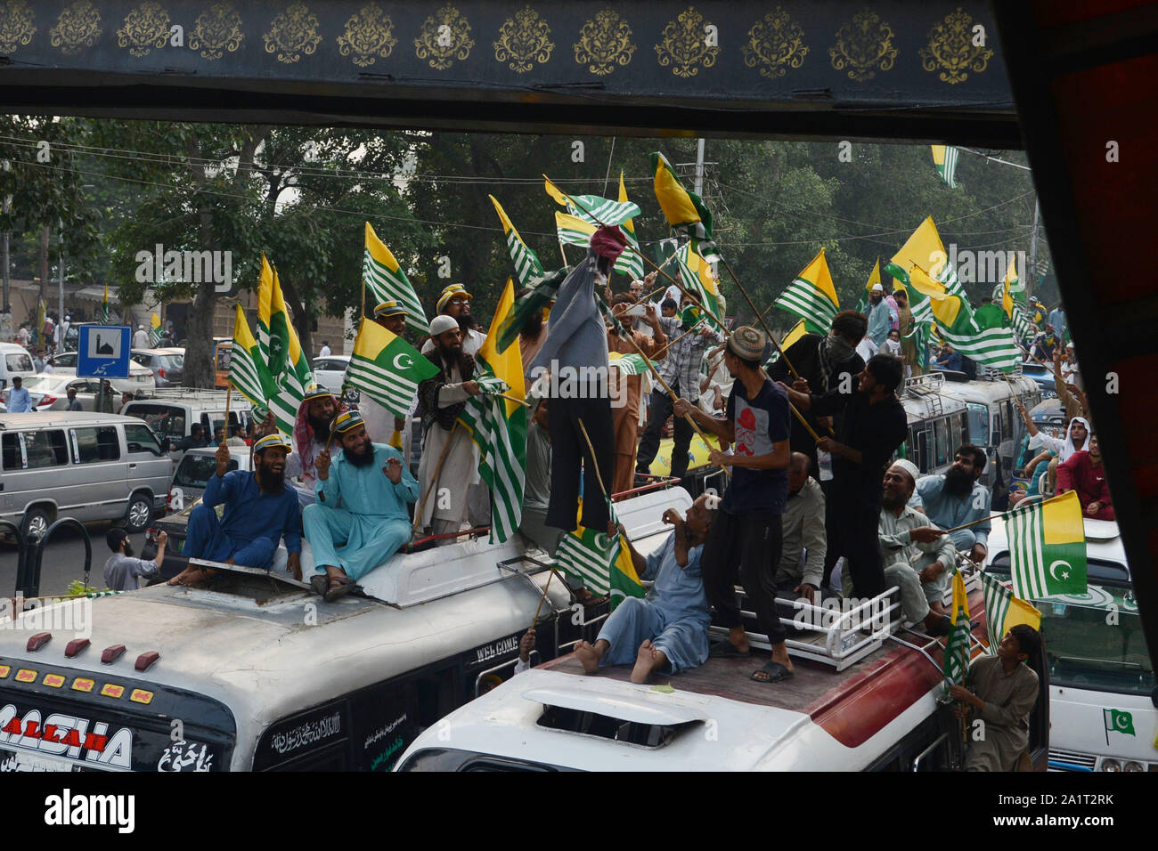 Lahore, Pakistan. 27th Sep, 2019. Models walks on ramp and presenting ...