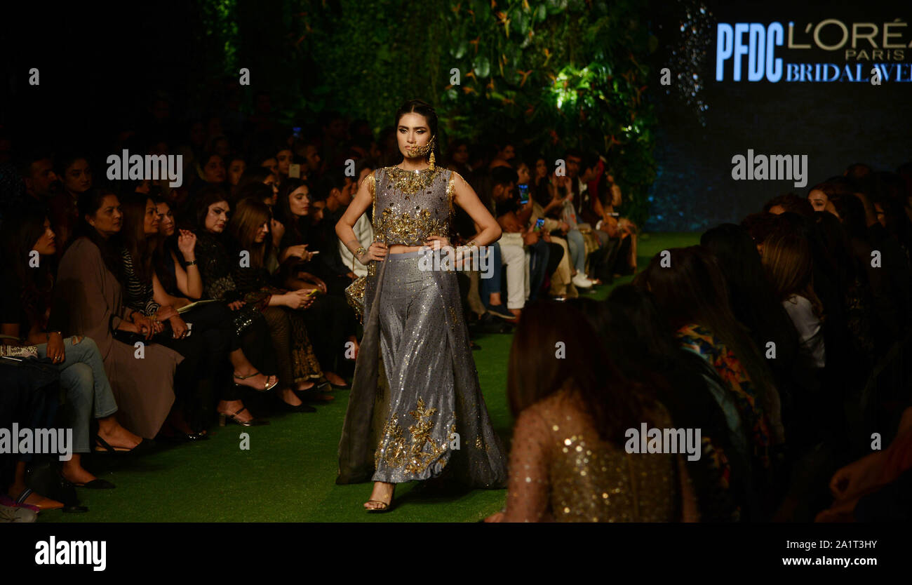 Lahore, Pakistan. 27th Sep, 2019. Models walks on ramp and presenting ...