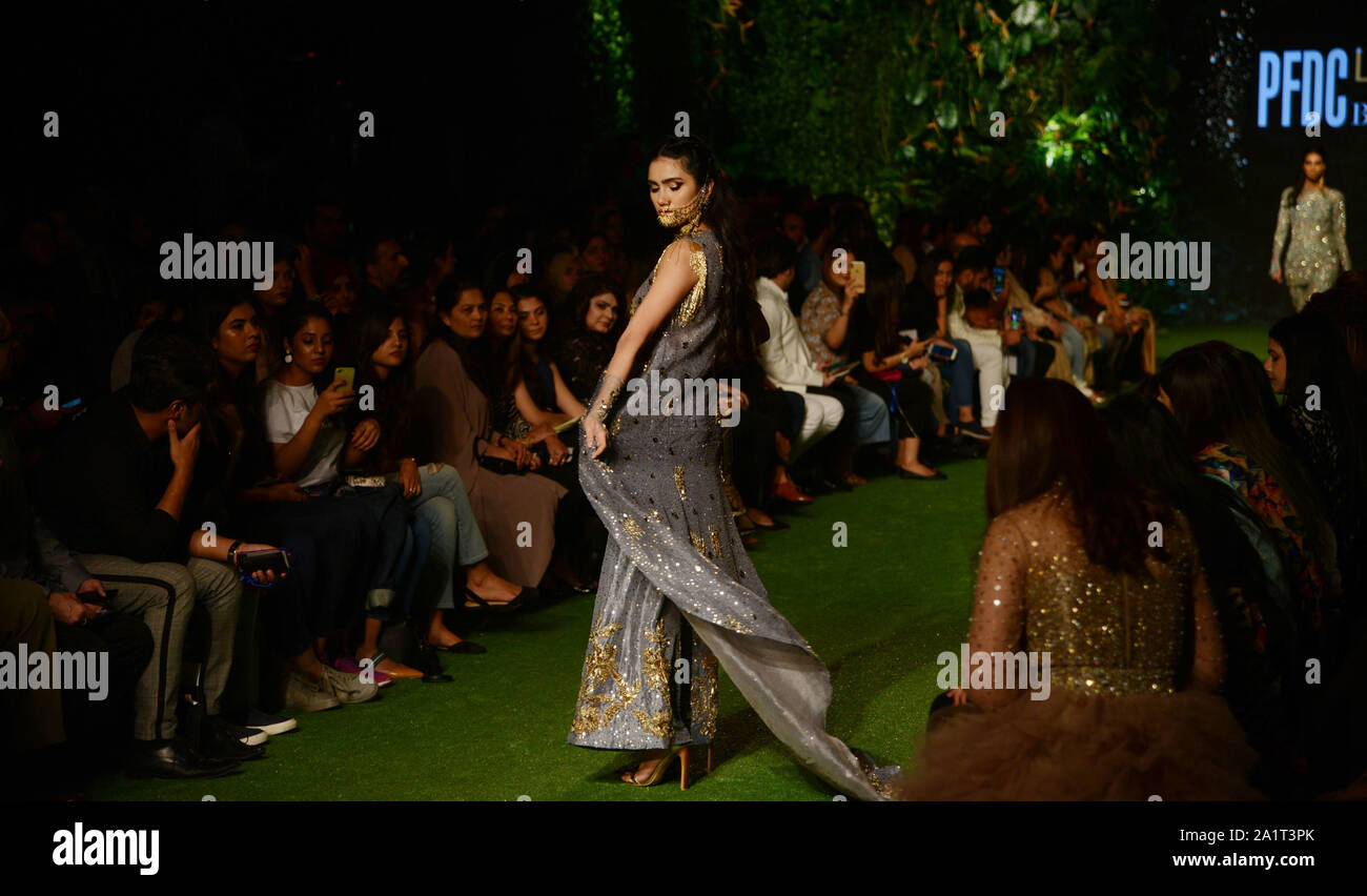 Lahore, Pakistan. 27th Sep, 2019. Models walks on ramp and presenting ...