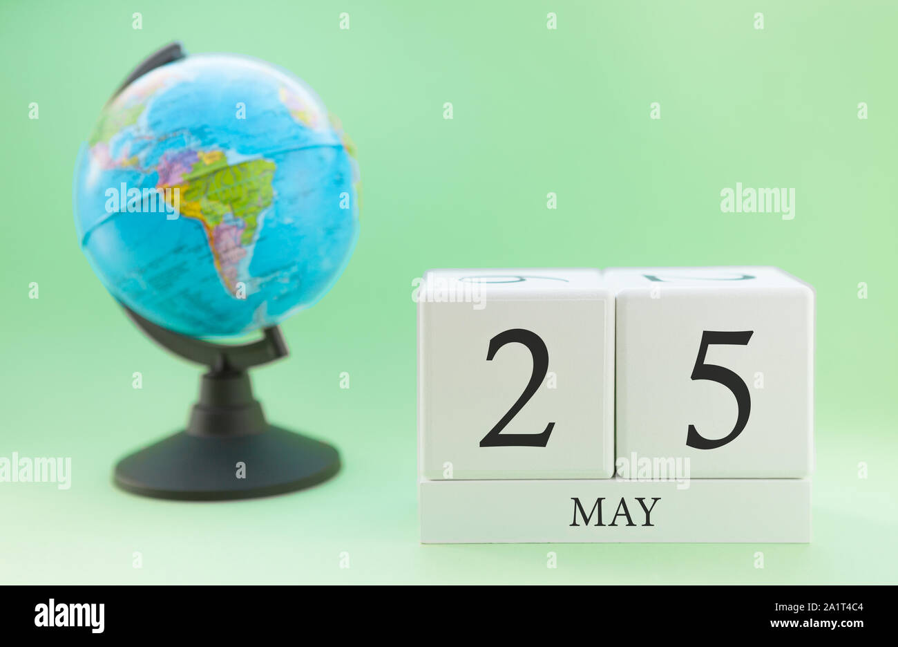 Planner wooden cube with numbers, 25 day of the month of May, spring ...