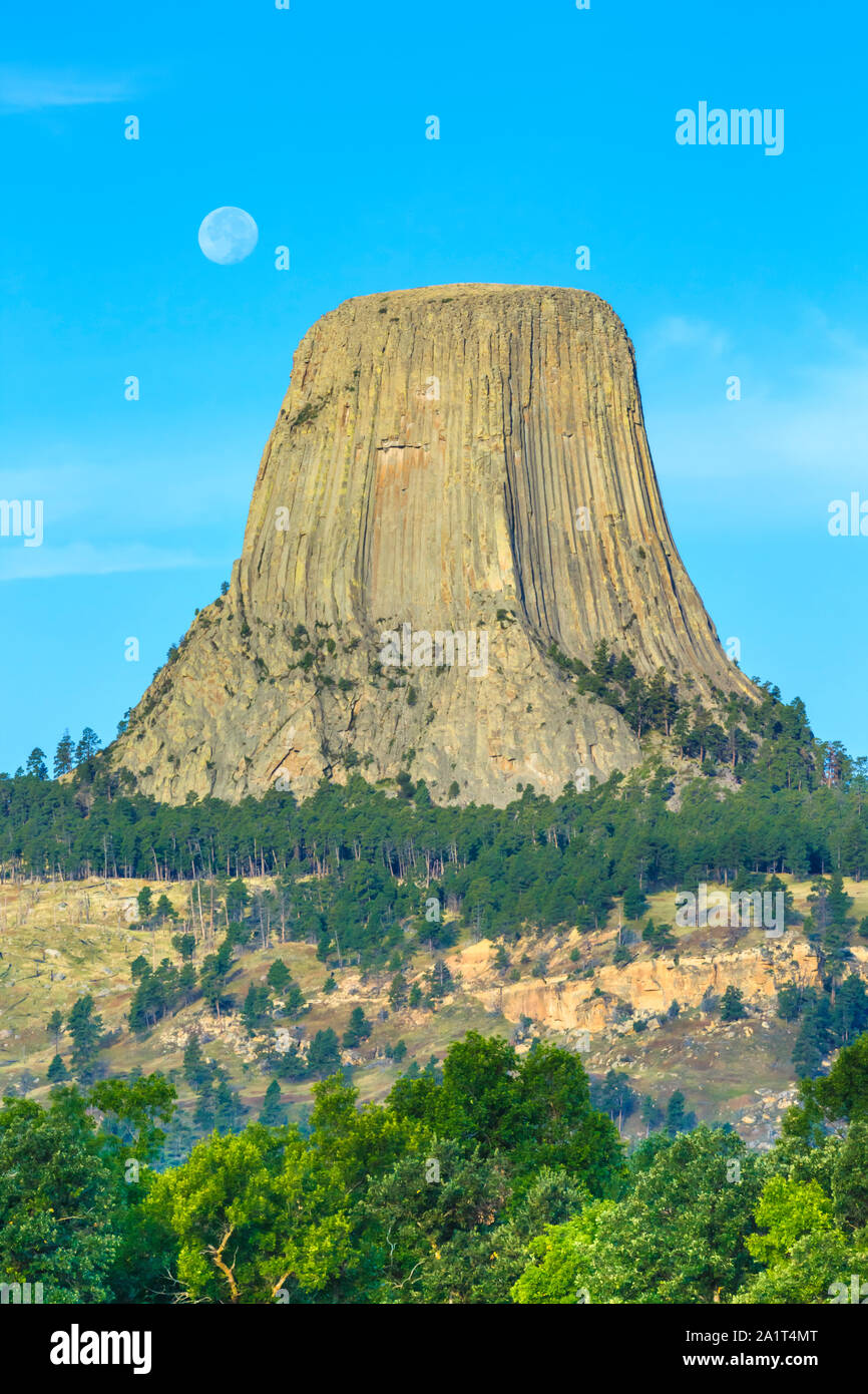 moon setting over devils tower near hulett, wyoming Stock Photo - Alamy