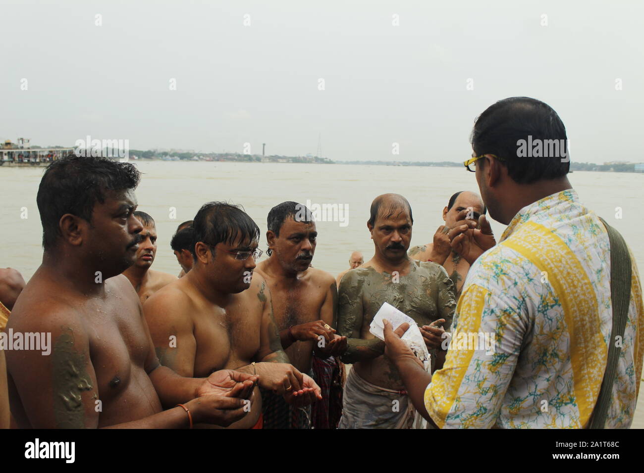 Kolkata, India. 28th Sep, 2019. Hindu Devotees are performing Tarpan on ...