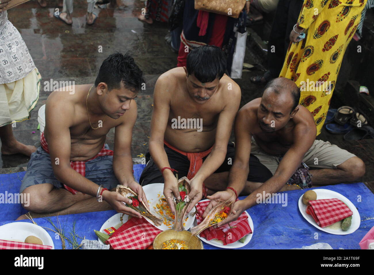 Kolkata, India. 28th Sep, 2019. Hindu Devotees are performing Tarpan to ...
