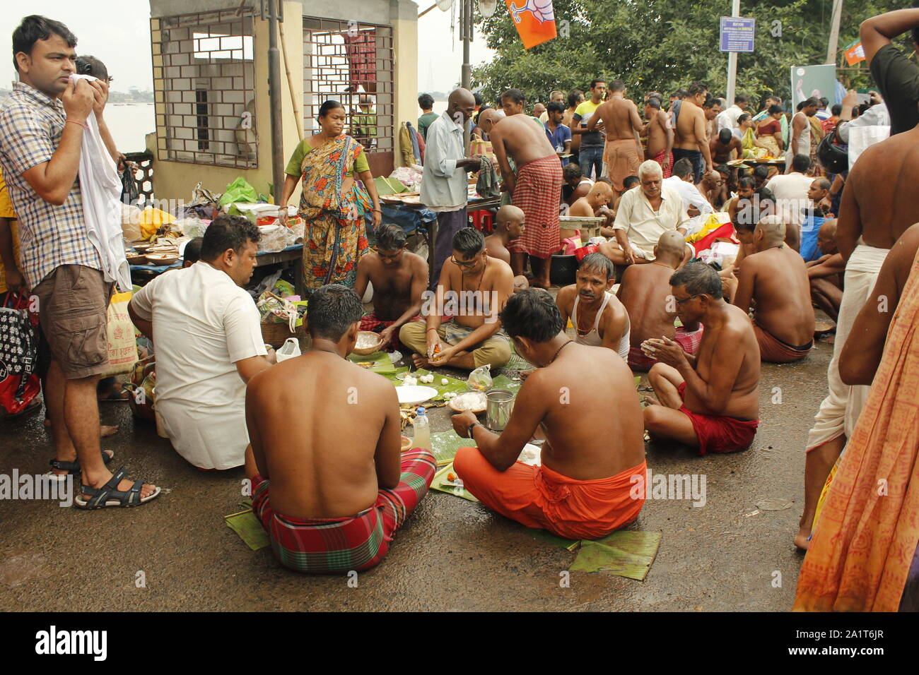 Kolkata, India. 28th Sep, 2019. Hindu Devotees are performing Tarpan to ...