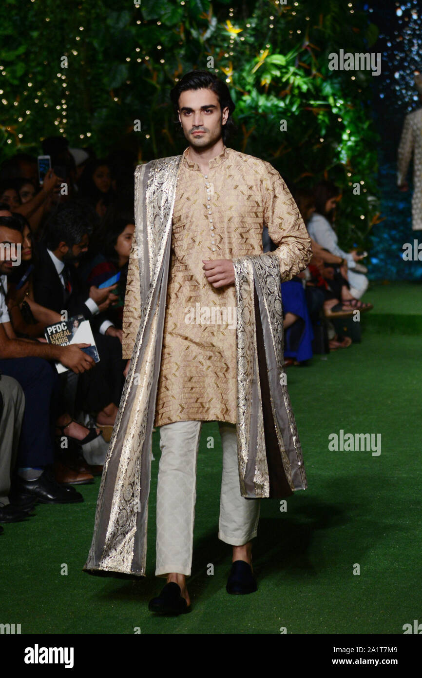 Models walks on ramp and presenting creations of Pakistani famous ...