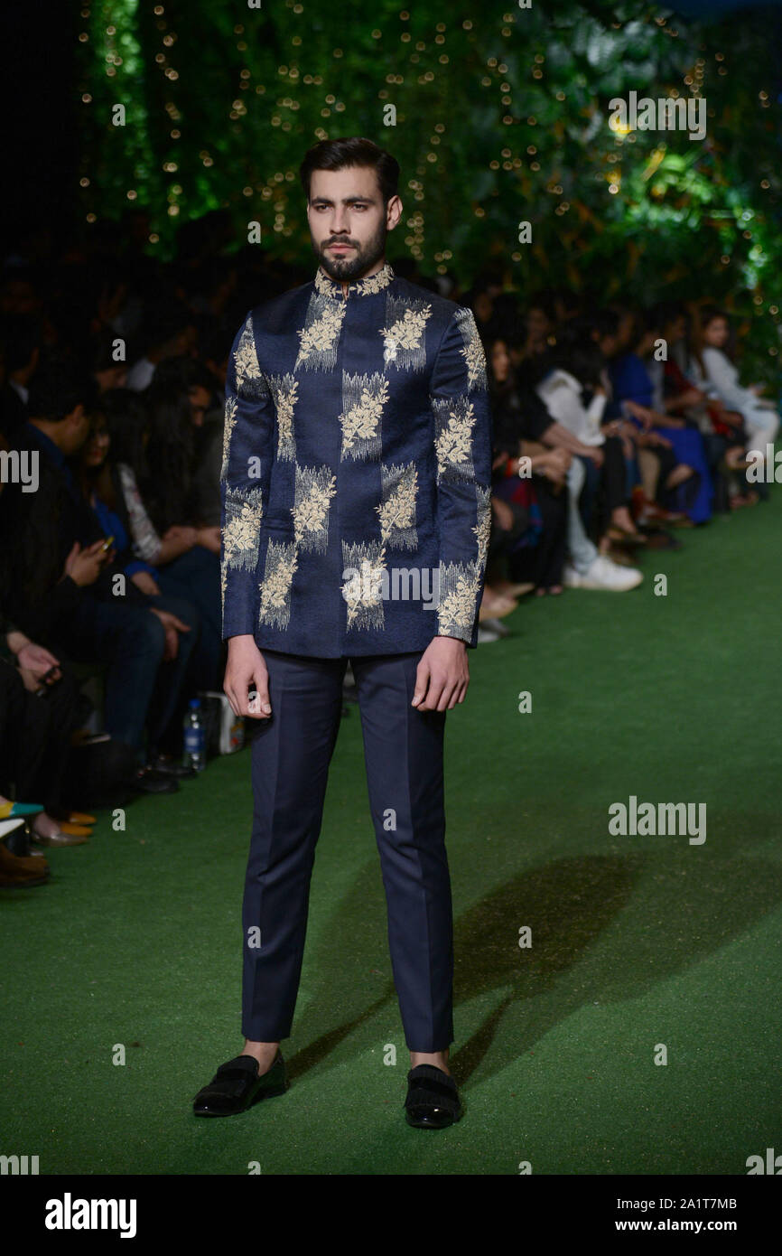 Models walks on ramp and presenting creations of Pakistani famous ...