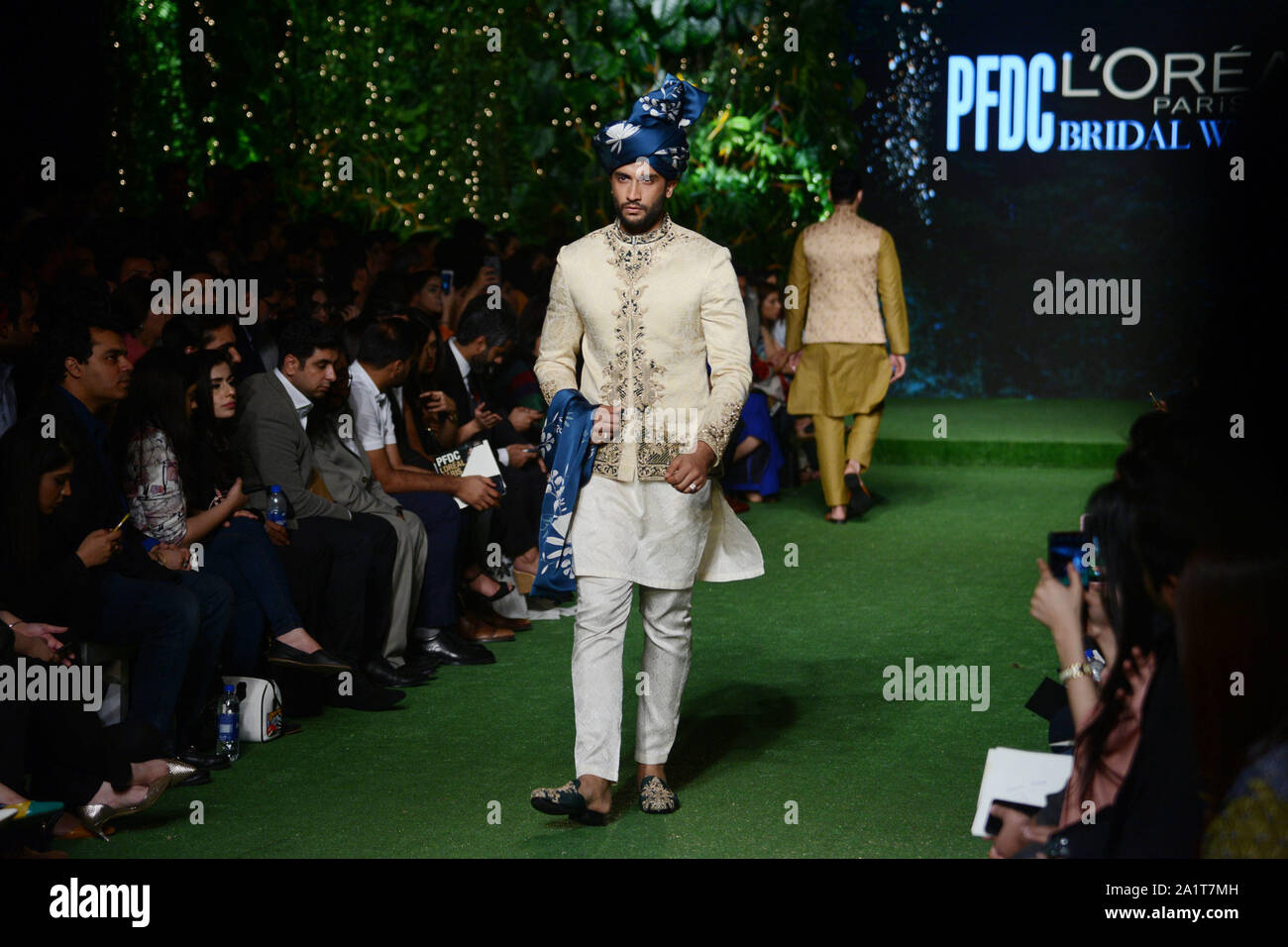 Models walks on ramp and presenting creations of Pakistani famous ...