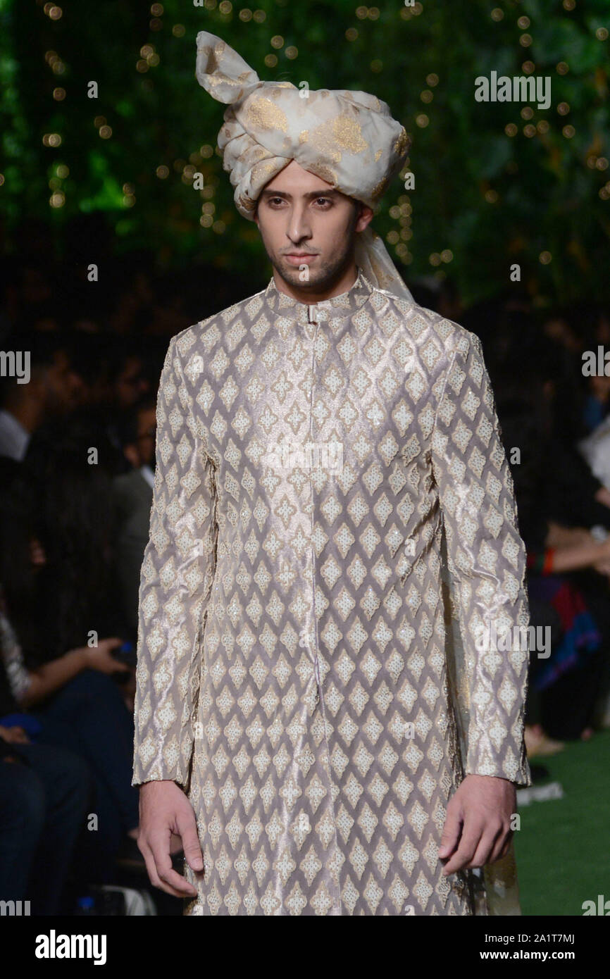 Models walks on ramp and presenting creations of Pakistani famous ...