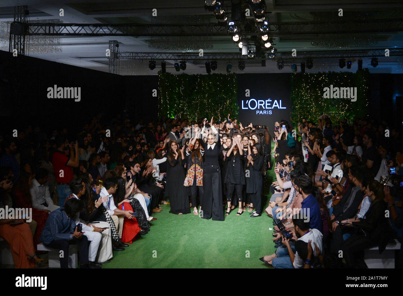 Models walks on ramp and presenting creations of Pakistani famous ...