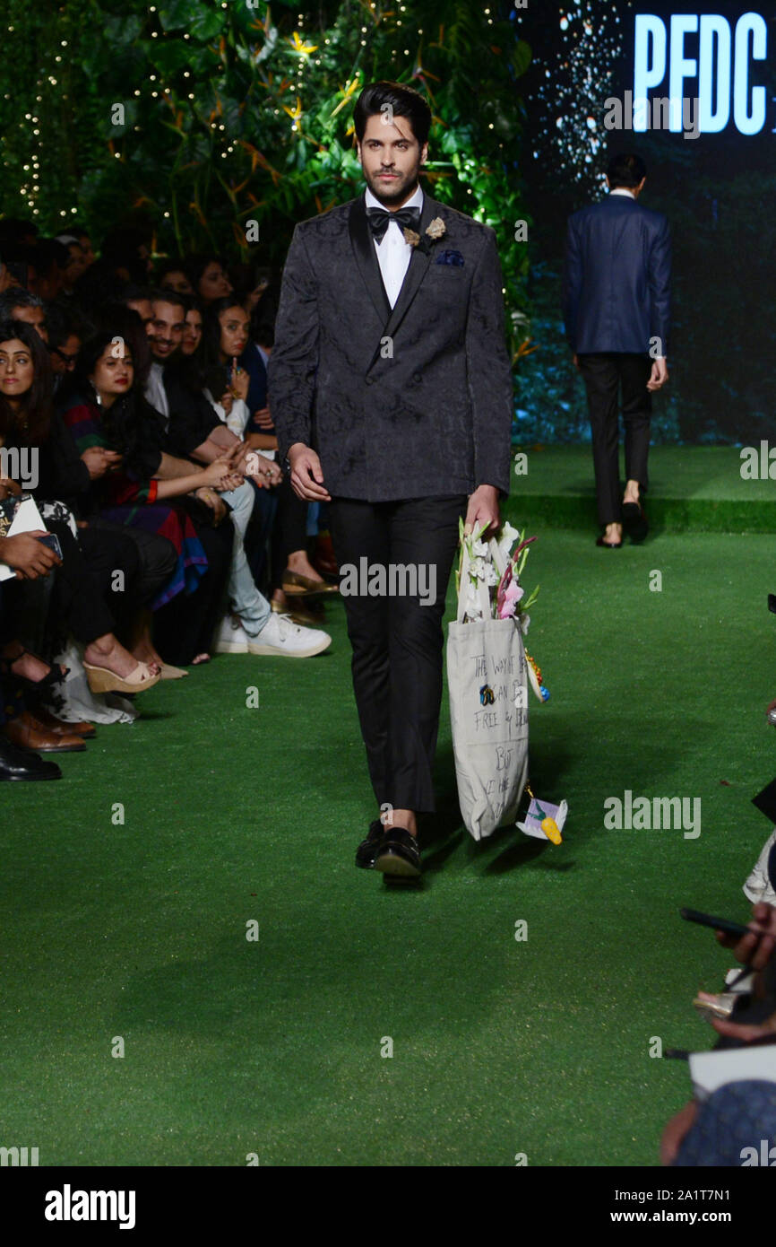 Models walks on ramp and presenting creations of Pakistani famous ...