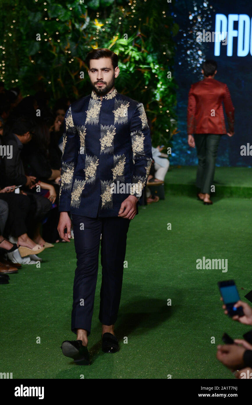 Lahore, Pakistan. 28th Sep, 2019. Models walks on ramp and presenting ...