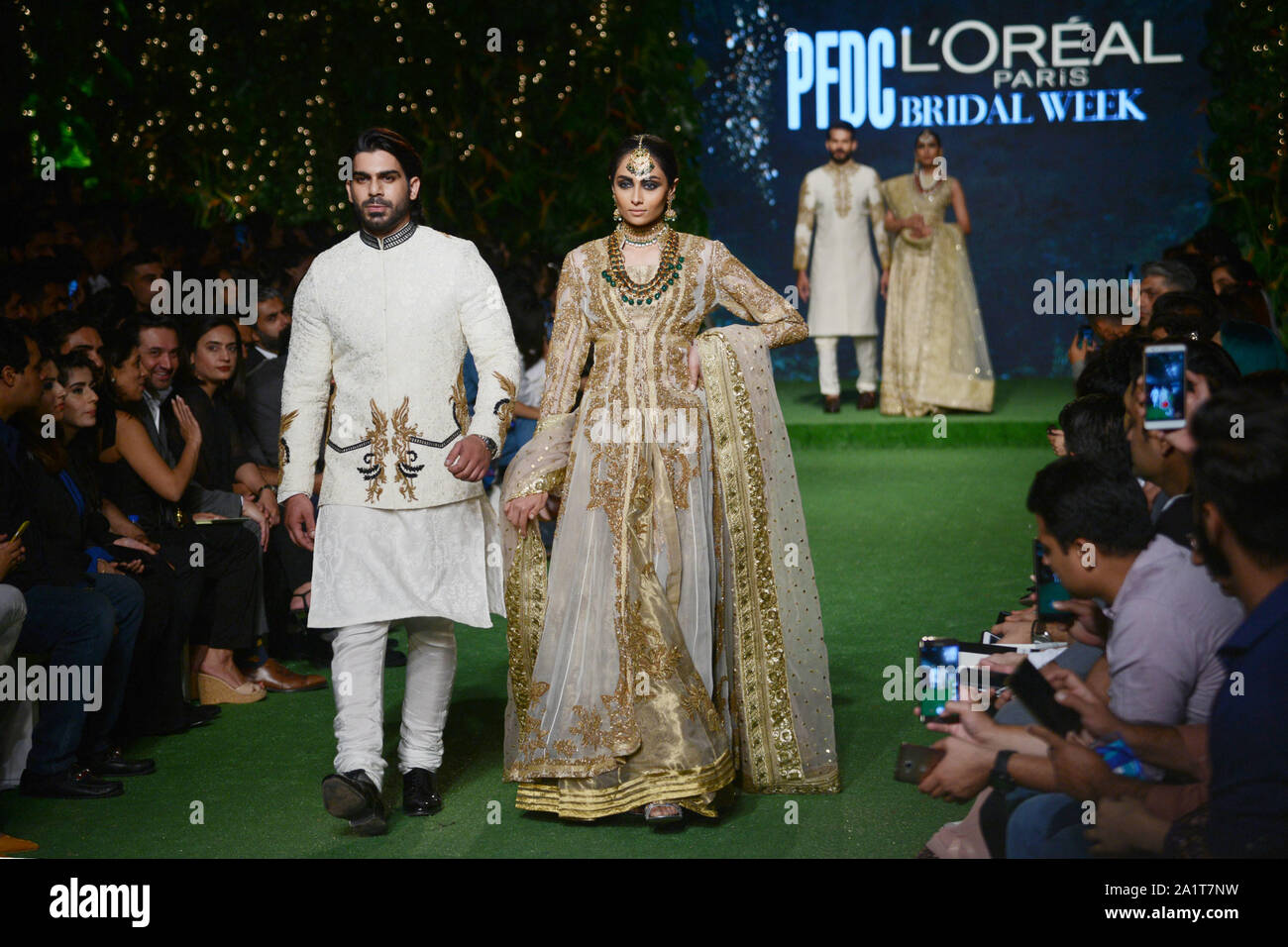 Models walks on ramp and presenting creations of Pakistani famous ...