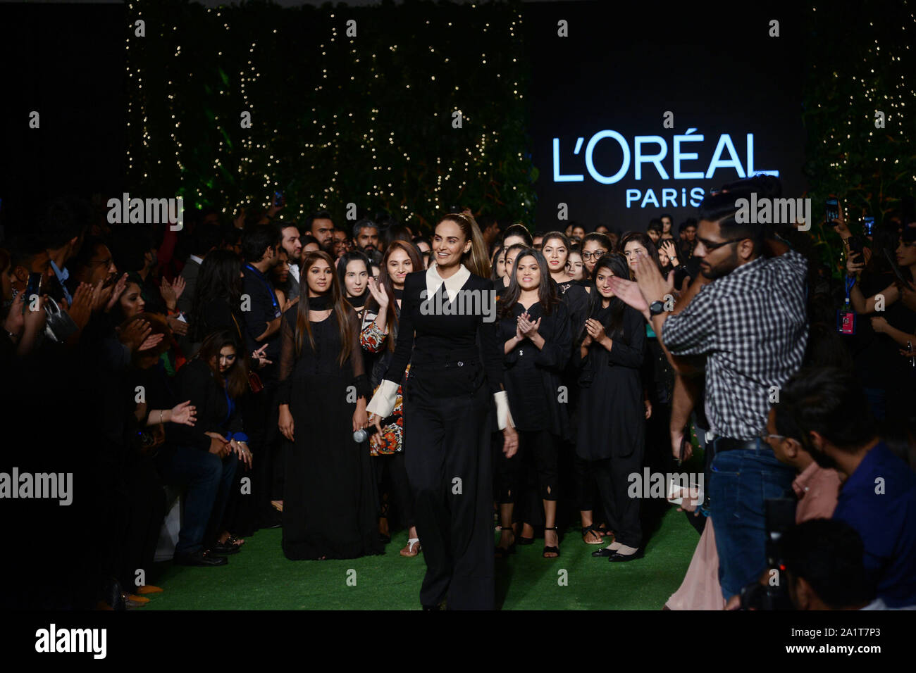 Models walks on ramp and presenting creations of Pakistani famous ...