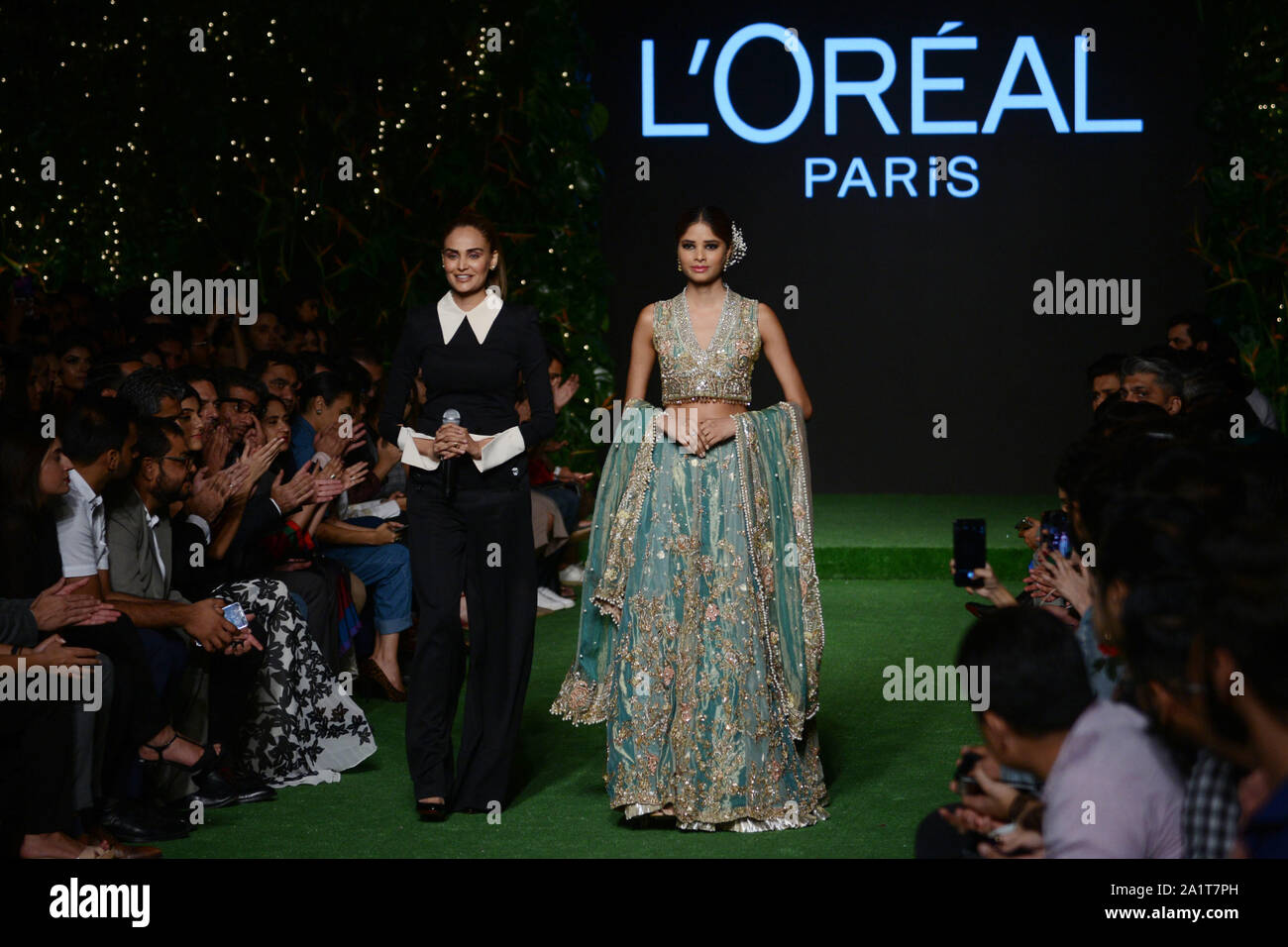 Models walks on ramp and presenting creations of Pakistani famous ...