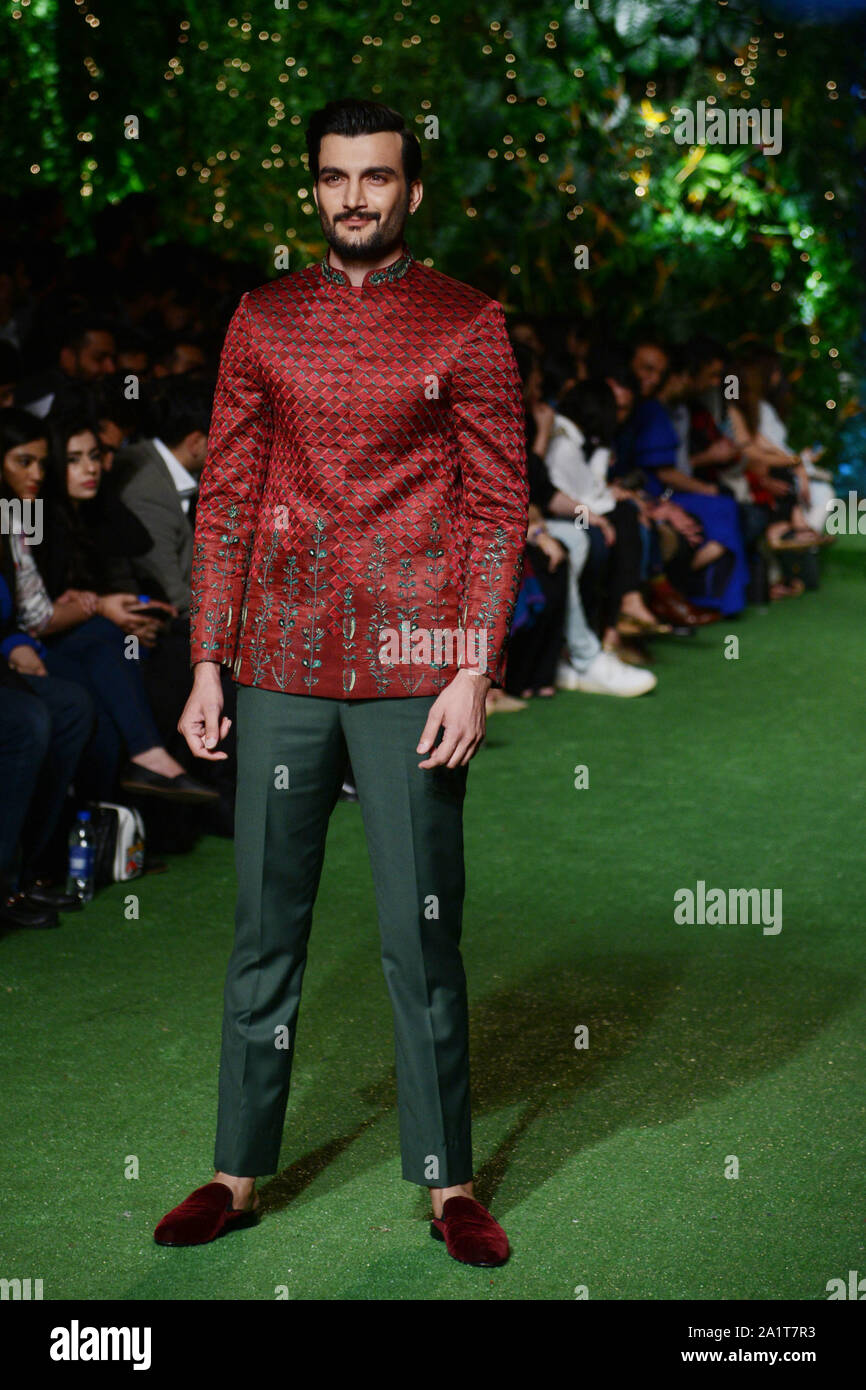 Lahore, Pakistan. 28th Sep, 2019. Models walks on ramp and presenting ...