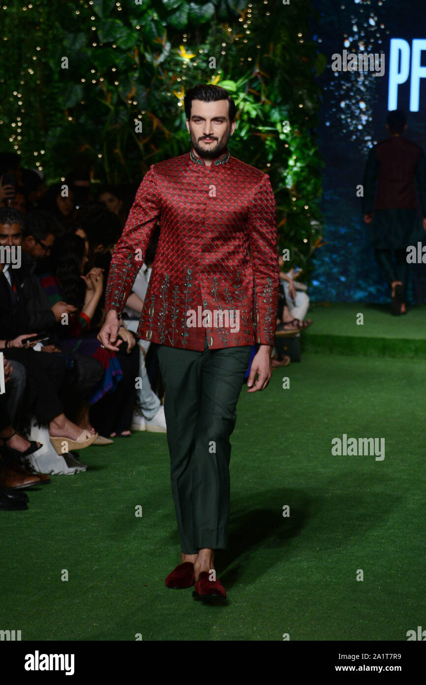 Models walks on ramp and presenting creations of Pakistani famous ...