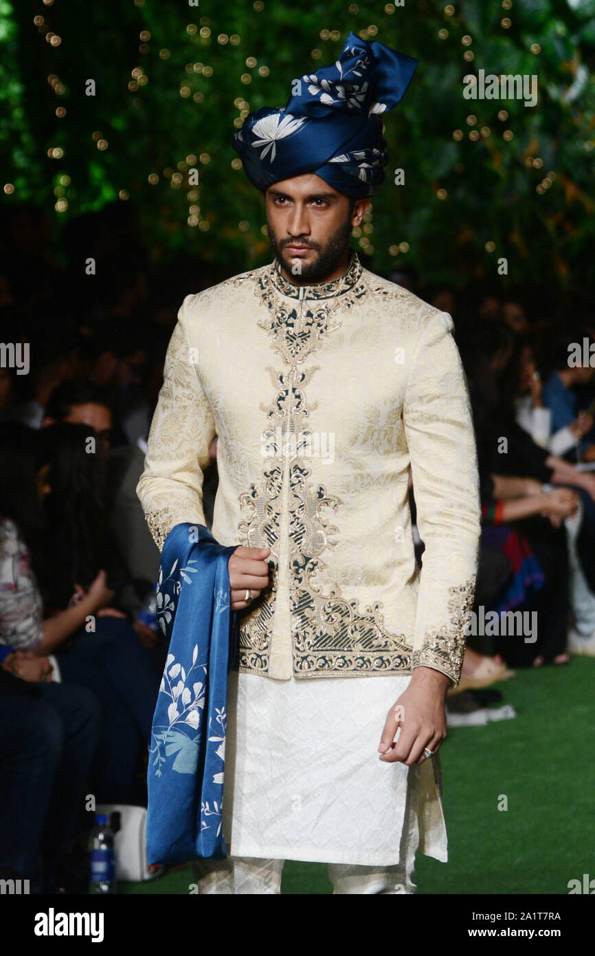 Models walks on ramp and presenting creations of Pakistani famous ...