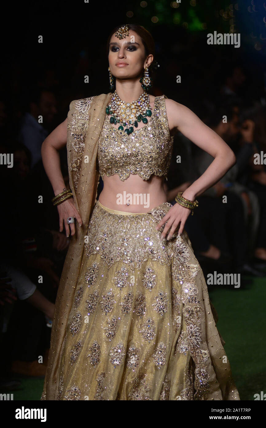 Lahore, Pakistan. 28th Sep, 2019. Models walks on ramp and presenting ...