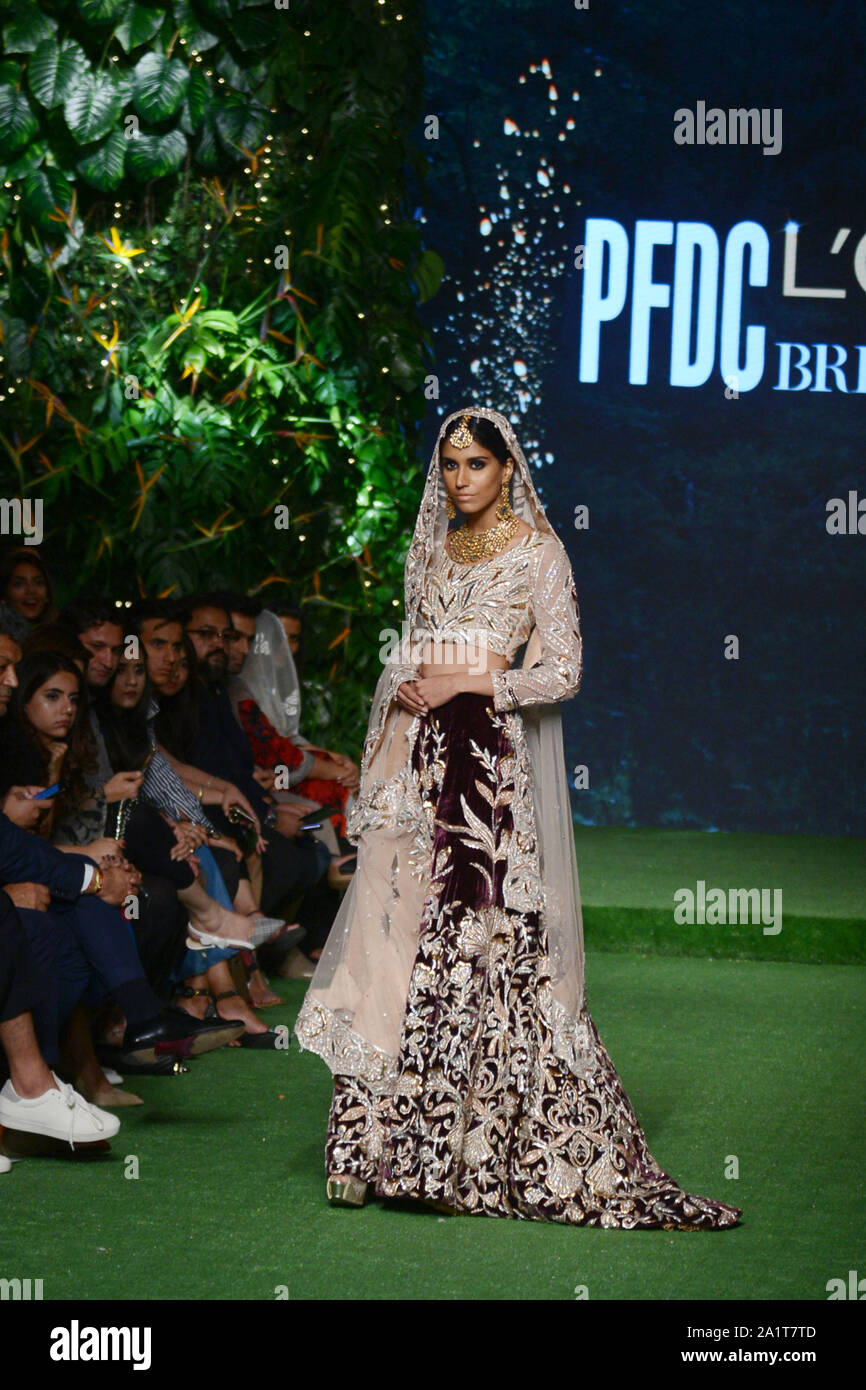 Lahore, Pakistan. 28th Sep, 2019. Models walks on ramp and presenting ...