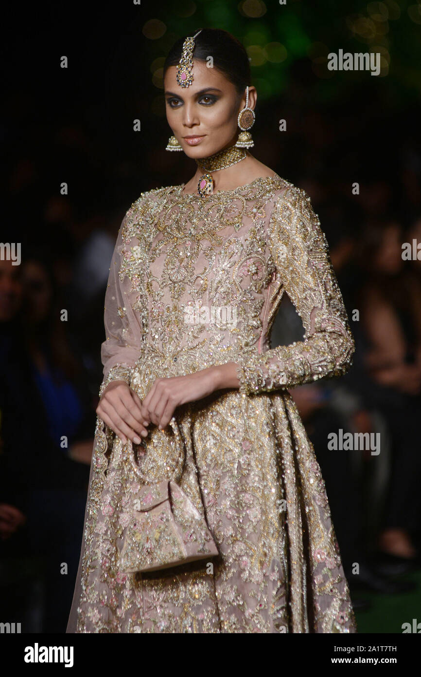 Lahore, Pakistan. 28th Sep, 2019. Models walks on ramp and presenting ...