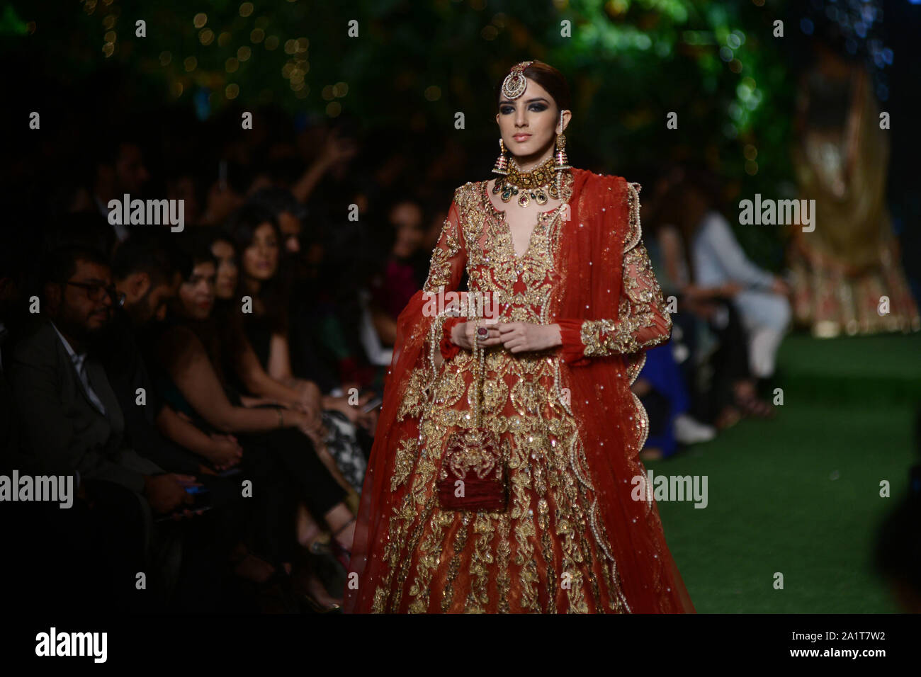 Lahore, Pakistan. 28th Sep, 2019. Models walks on ramp and presenting ...