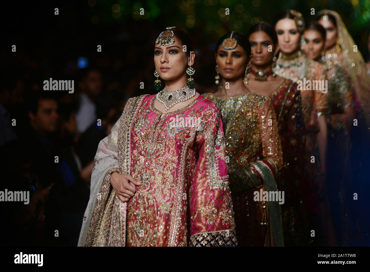Lahore, Pakistan. 28th Sep, 2019. Models walks on ramp and presenting ...