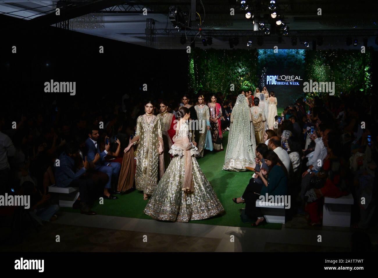 Lahore, Pakistan. 28th Sep, 2019. Models walks on ramp and presenting ...