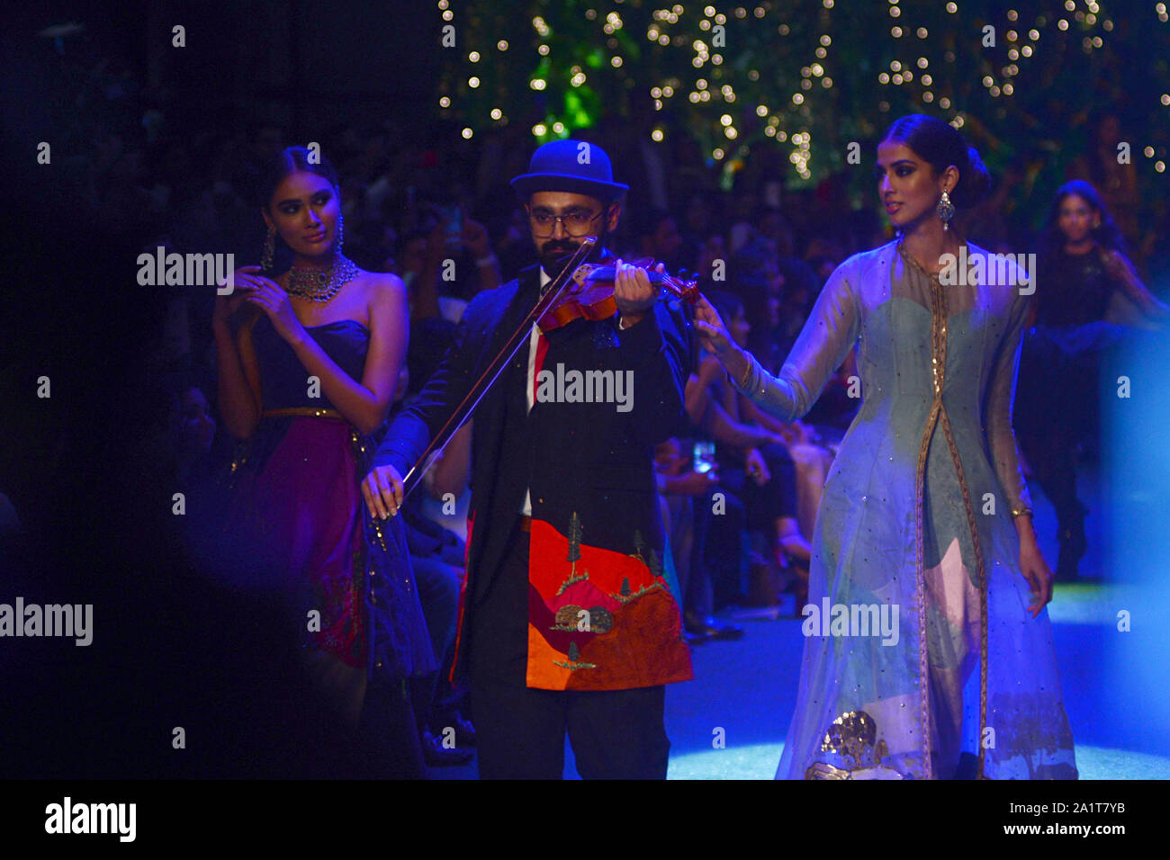 Lahore, Pakistan. 28th Sep, 2019. Models walks on ramp and presenting ...