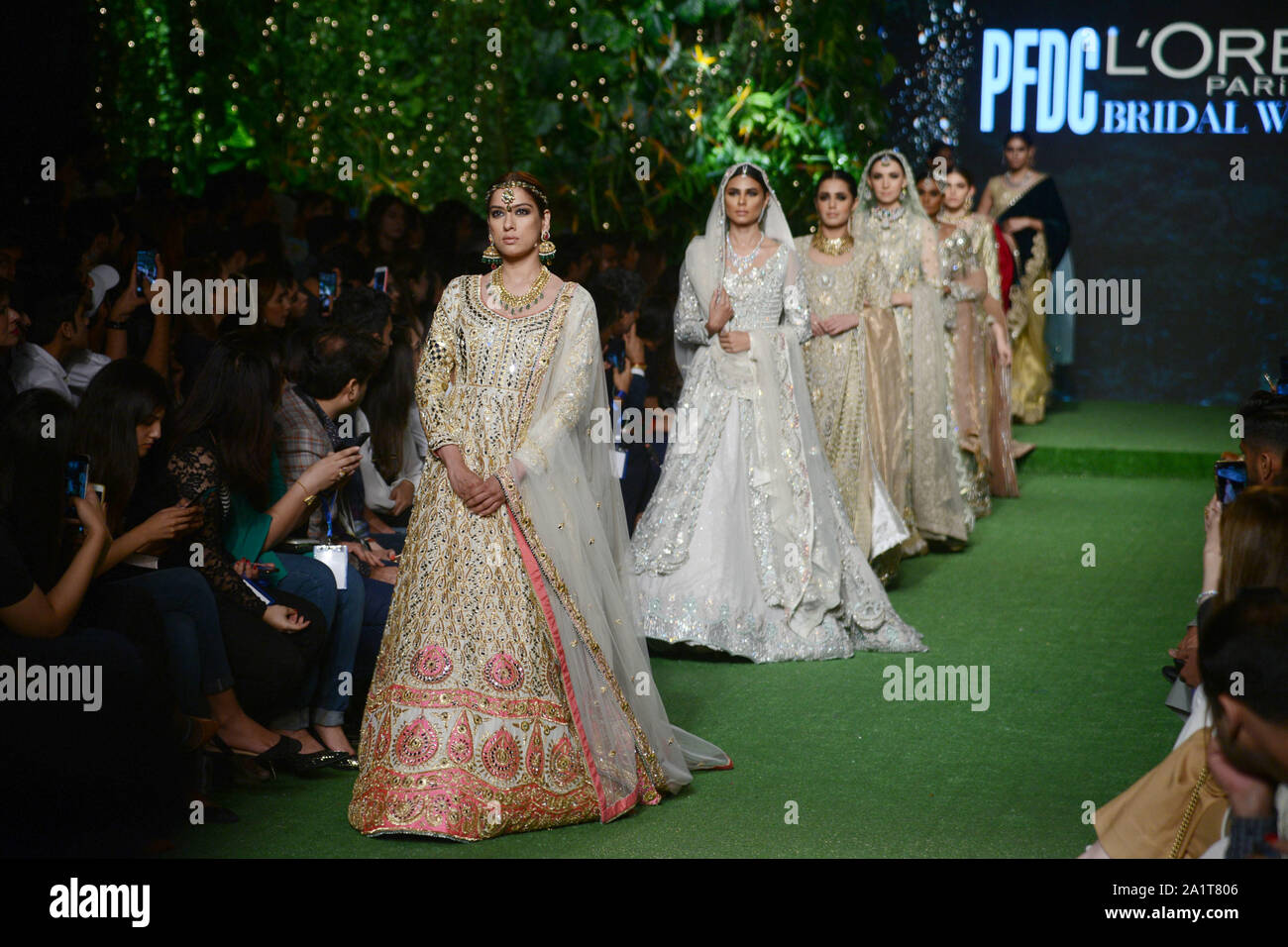 Lahore, Pakistan. 28th Sep, 2019. Models walks on ramp and presenting ...