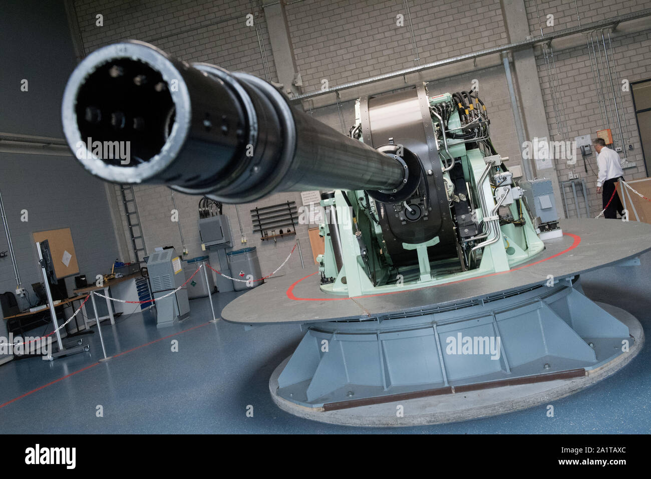 Parow, Germany. 24th Sep, 2019. A ship gun stands in a training hall of ...
