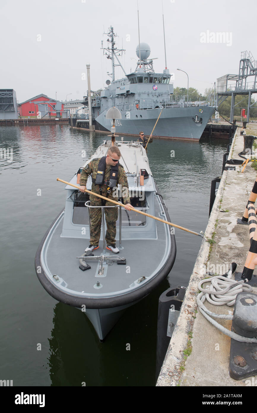 Parow, Germany. 24th Sep, 2019. Soldiers practice a manoeuvre with a ...