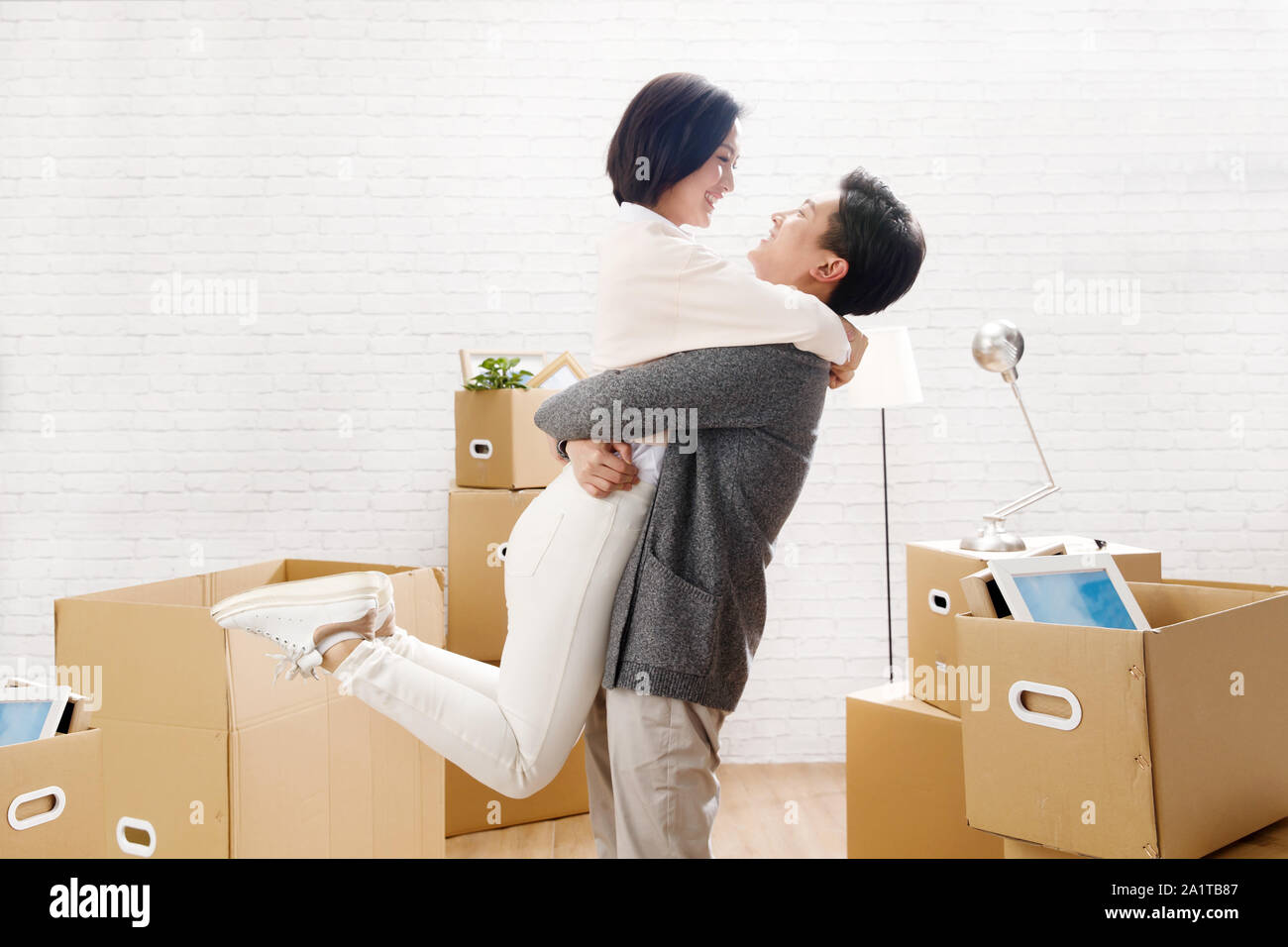 Young couple hug Stock Photo - Alamy