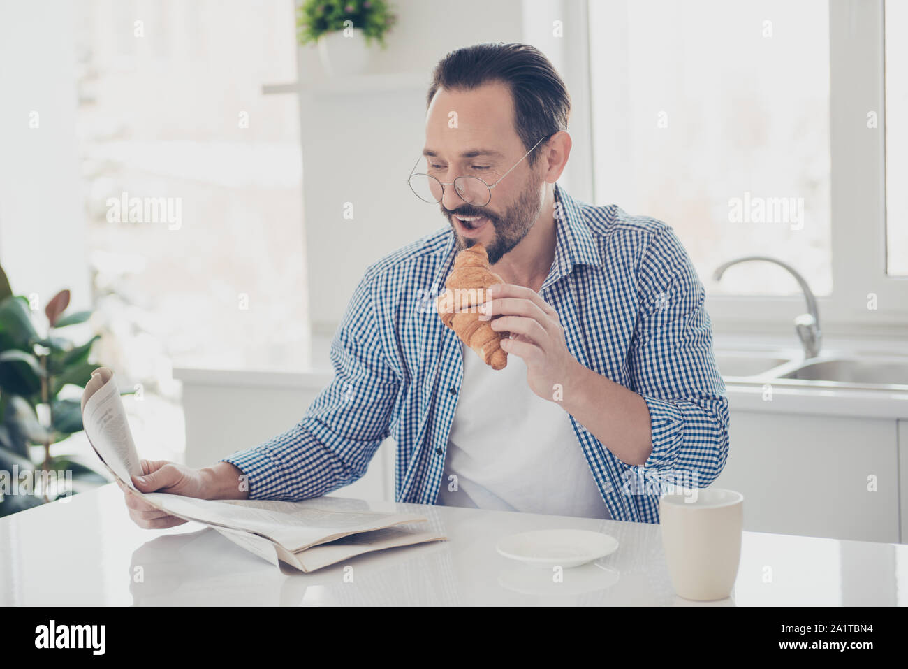 Half turn profile hi-res stock photography and images - Alamy