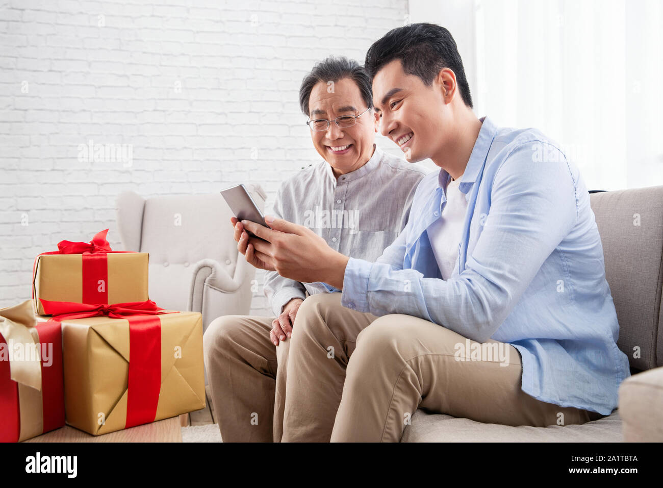 Chinese father son using hi-res stock photography and images - Alamy