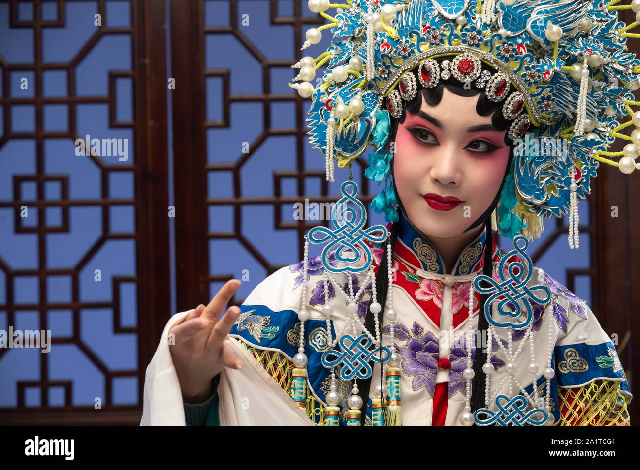 Chinese opera costume hi-res stock photography and images - Alamy