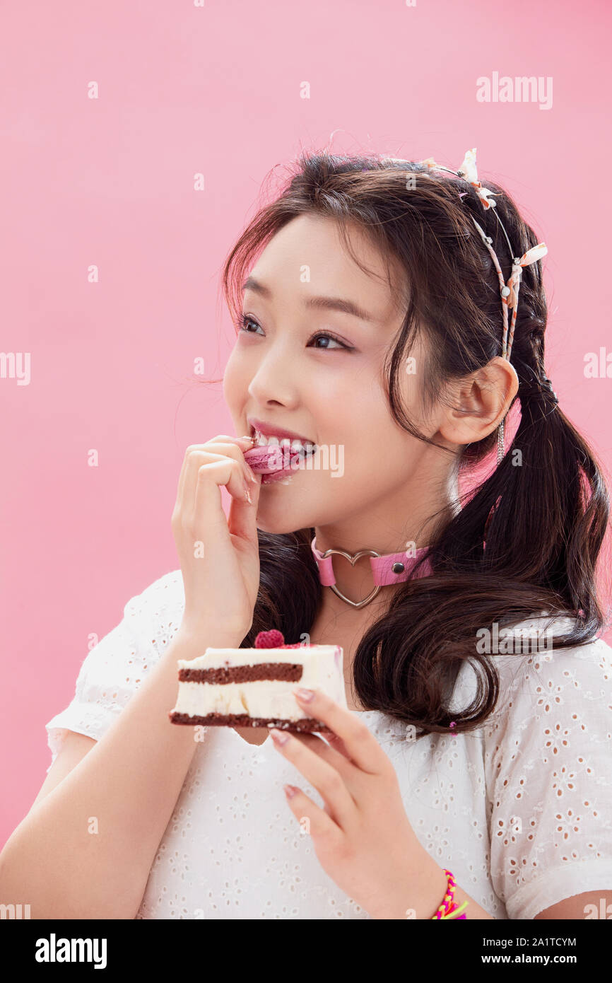 Girls eat cake hi-res stock photography and images - Alamy