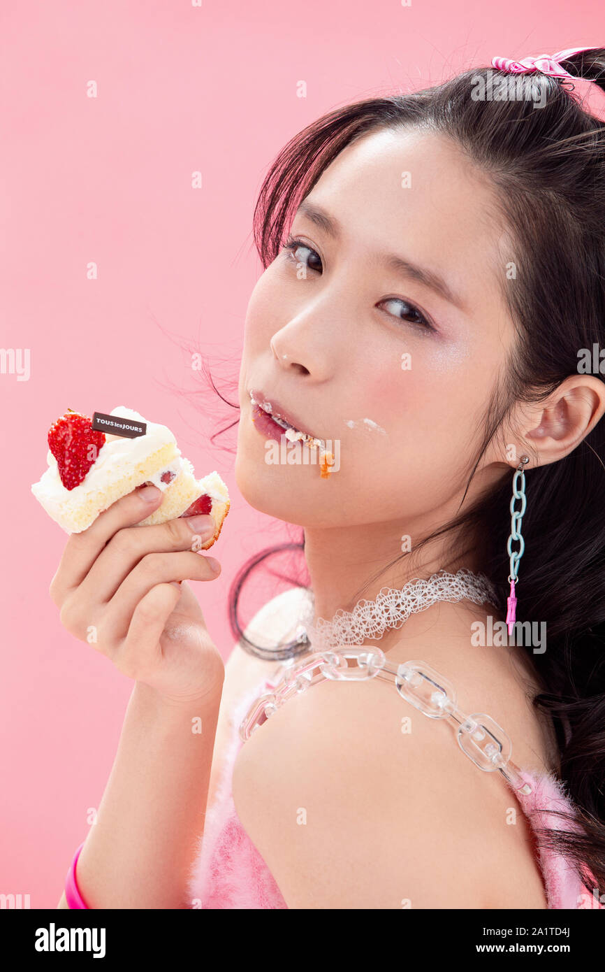 Girls eat cake hi-res stock photography and images - Alamy
