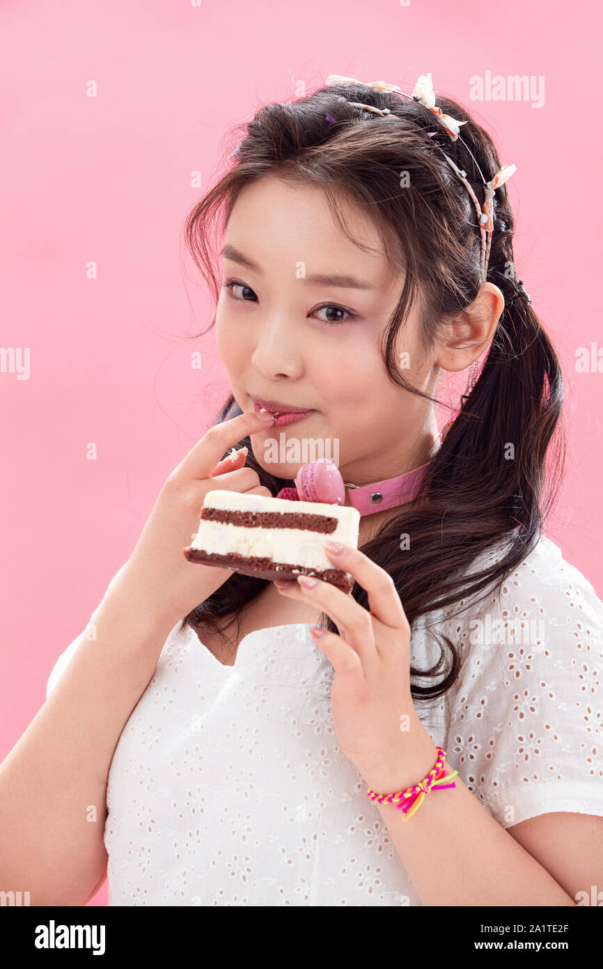 Girls eat cake hi-res stock photography and images - Alamy