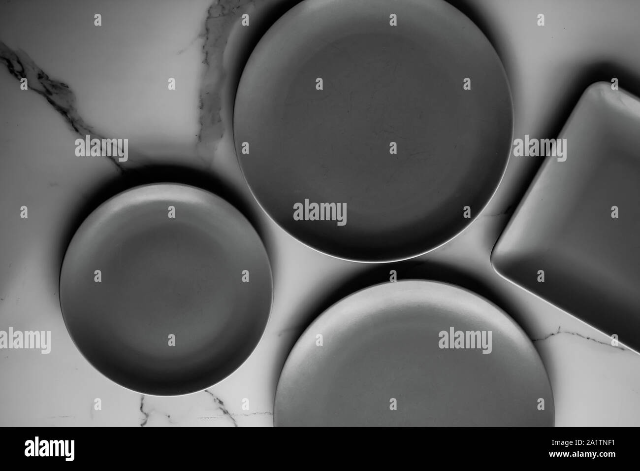 Black empty plate on marble, flatlay - stylish tableware, table decor ...