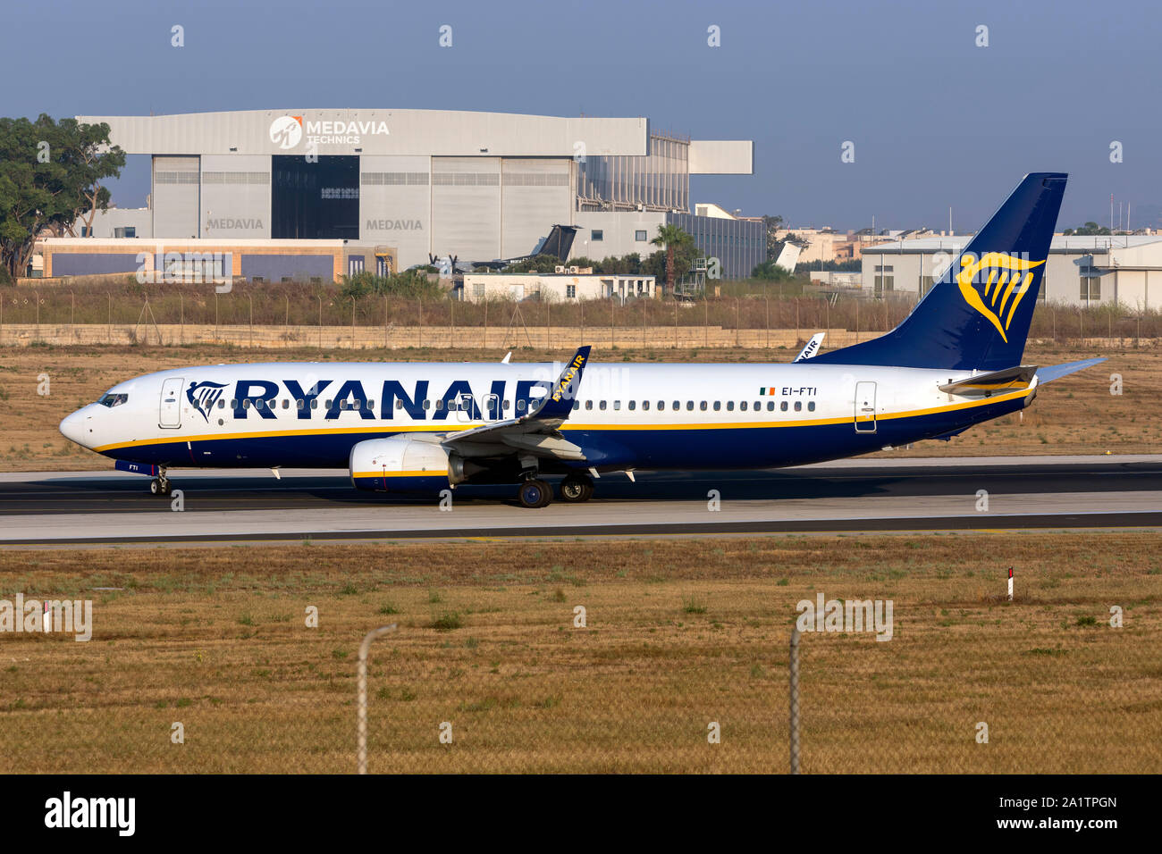 Ryanair Boeing 737-8AS (Reg.: EI-FTI) entering the active runway for ...